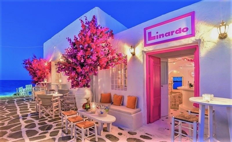 Paros, the laid-back entertainer